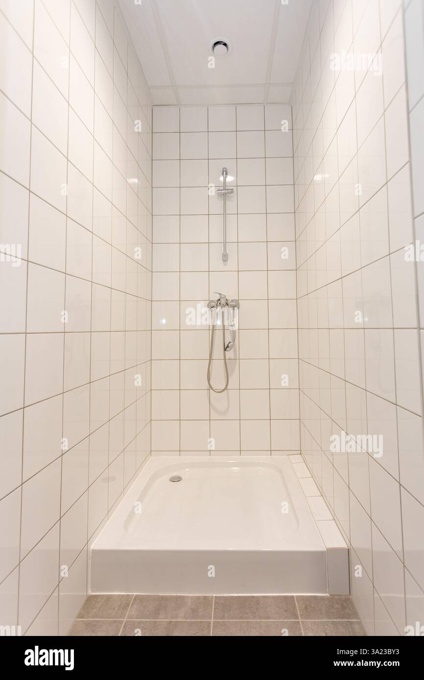 Experience the beauty of a Modern Minimalist Shower featuring an ...