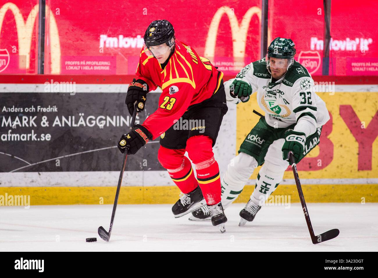250311 Brynäs Oskar Lindblom och Färjestads Magnus Nygren under ishockeymatchen i SHL mellan ...