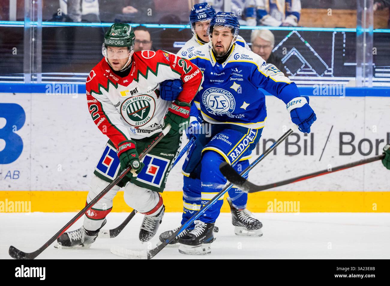 250311 Frölundas Christian Folin och Leksands Max Veronneau under ishockeymatchen i SHL mellan ...