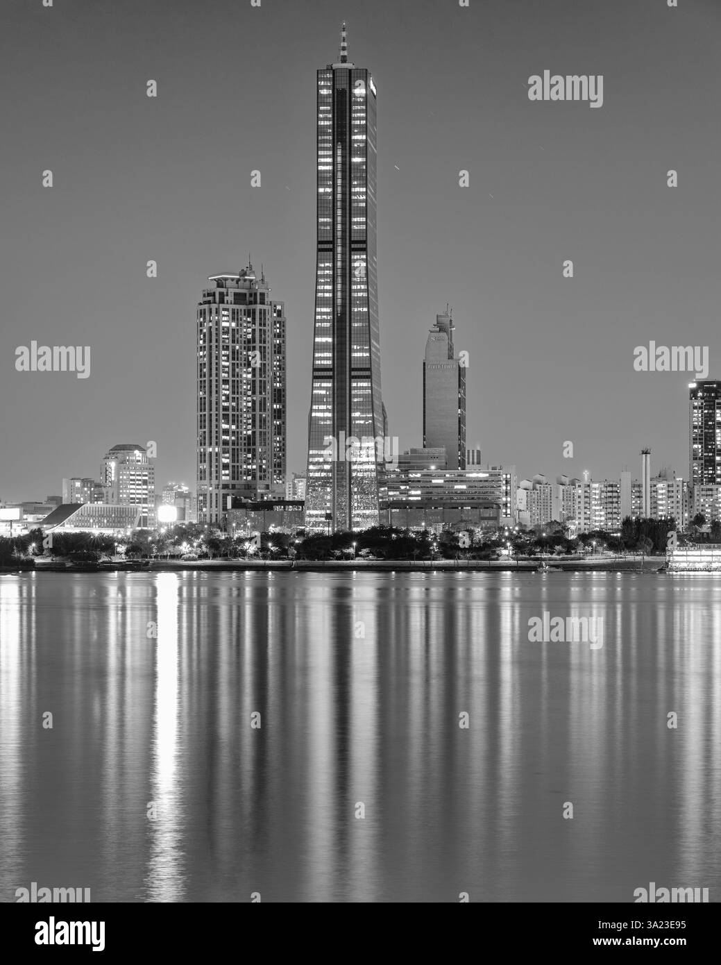 Night view of Han river Hangang and urban cityscape of Seoul, capital ...