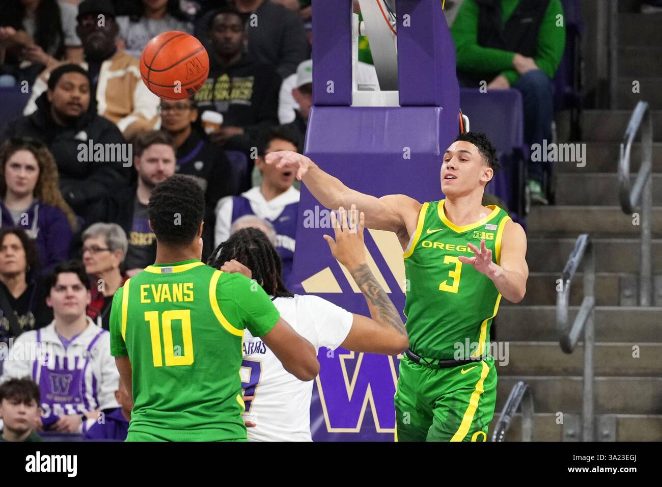 Oregon guard Jackson Shelstad (3) passes against Washington during the ...