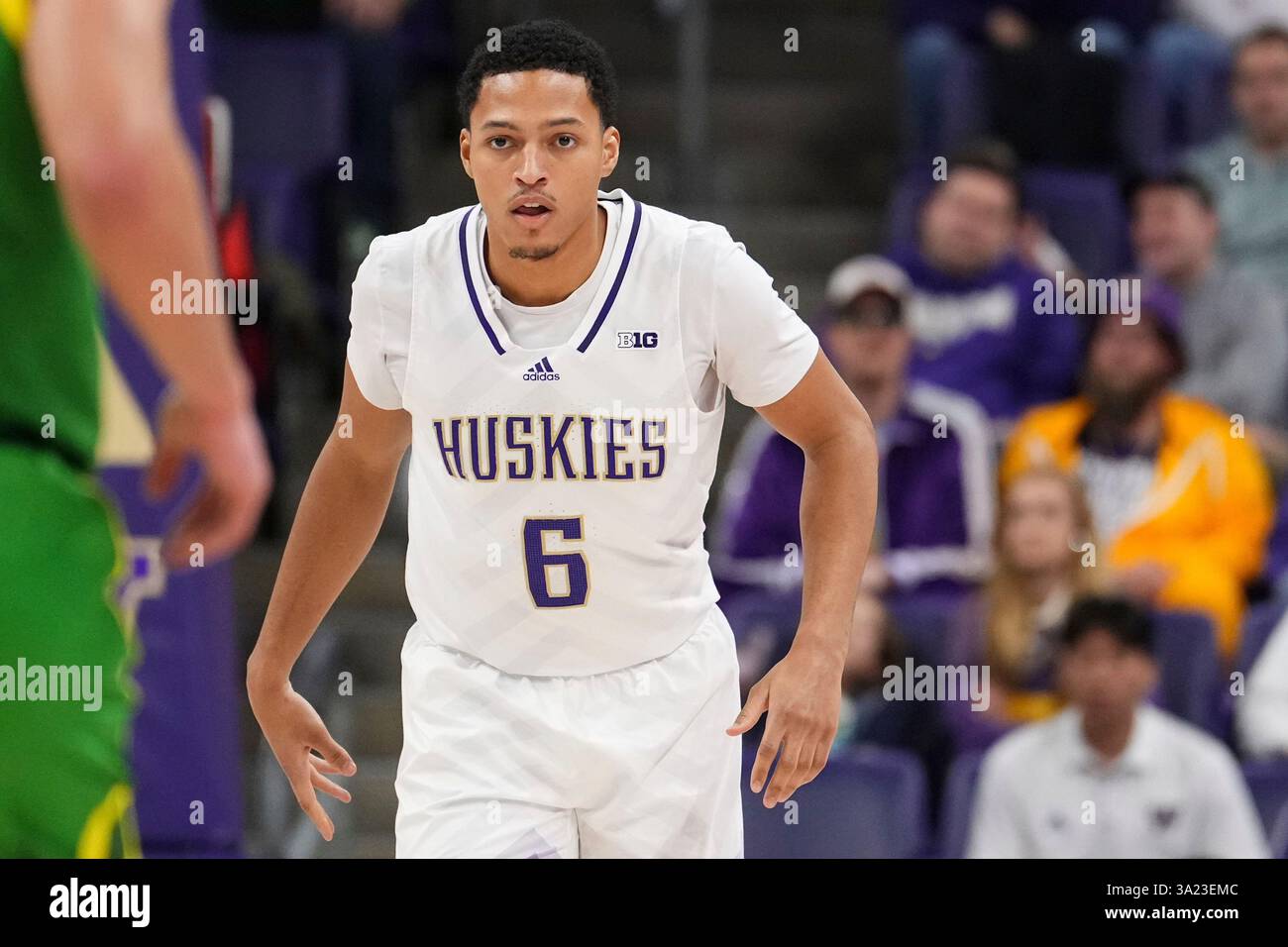 Washington guard Tyree Ihenacho in action against Oregon during the ...