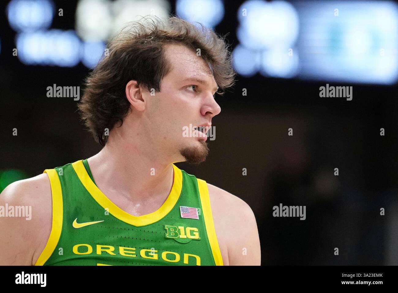 Oregon center Nate Bittle (32) looks on during the first half of an ...