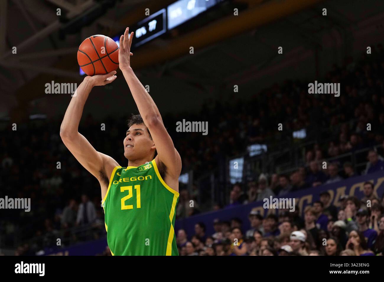 Oregon forward Brandon Angel (21) shoots against Washington during the ...