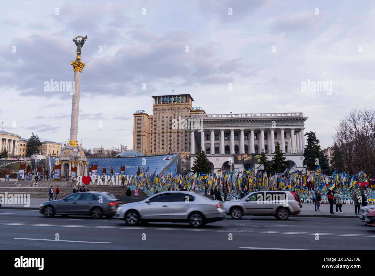 Cars driving by the Independence Monument at Independence Square Maidan ...
