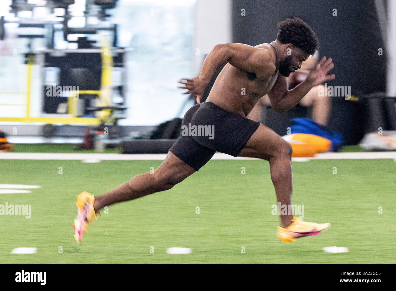 Tennessee's Dylan Sampson runs a drill during Tennessee's NFL Pro Day ...