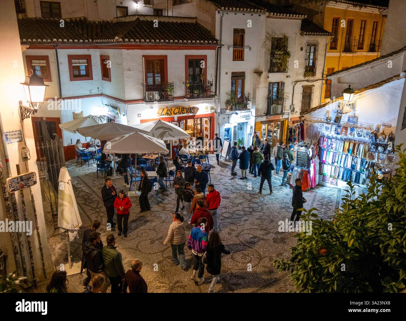 Tourist shops and Tapas bars in the Albaicin district of Granada ...