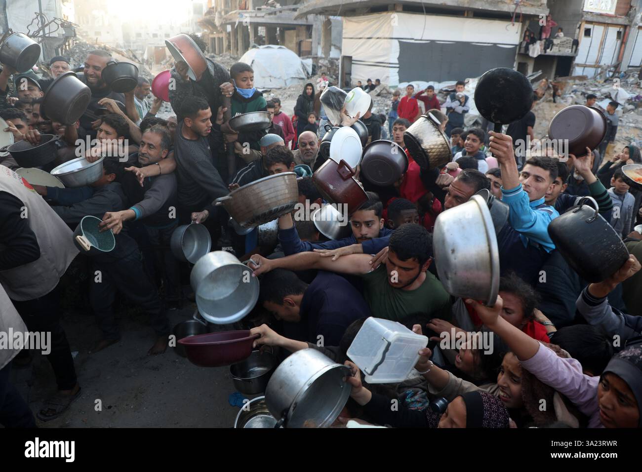 (250311) -- JABALIA, March 11, 2025 (Xinhua) -- People wait in front of ...