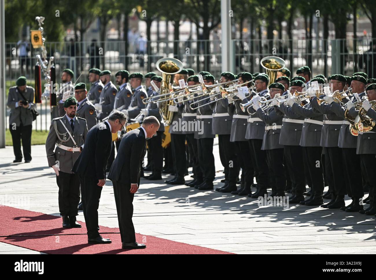German Chancellor Olaf Scholz and Prime Minister Keir Starmer inspect a ...