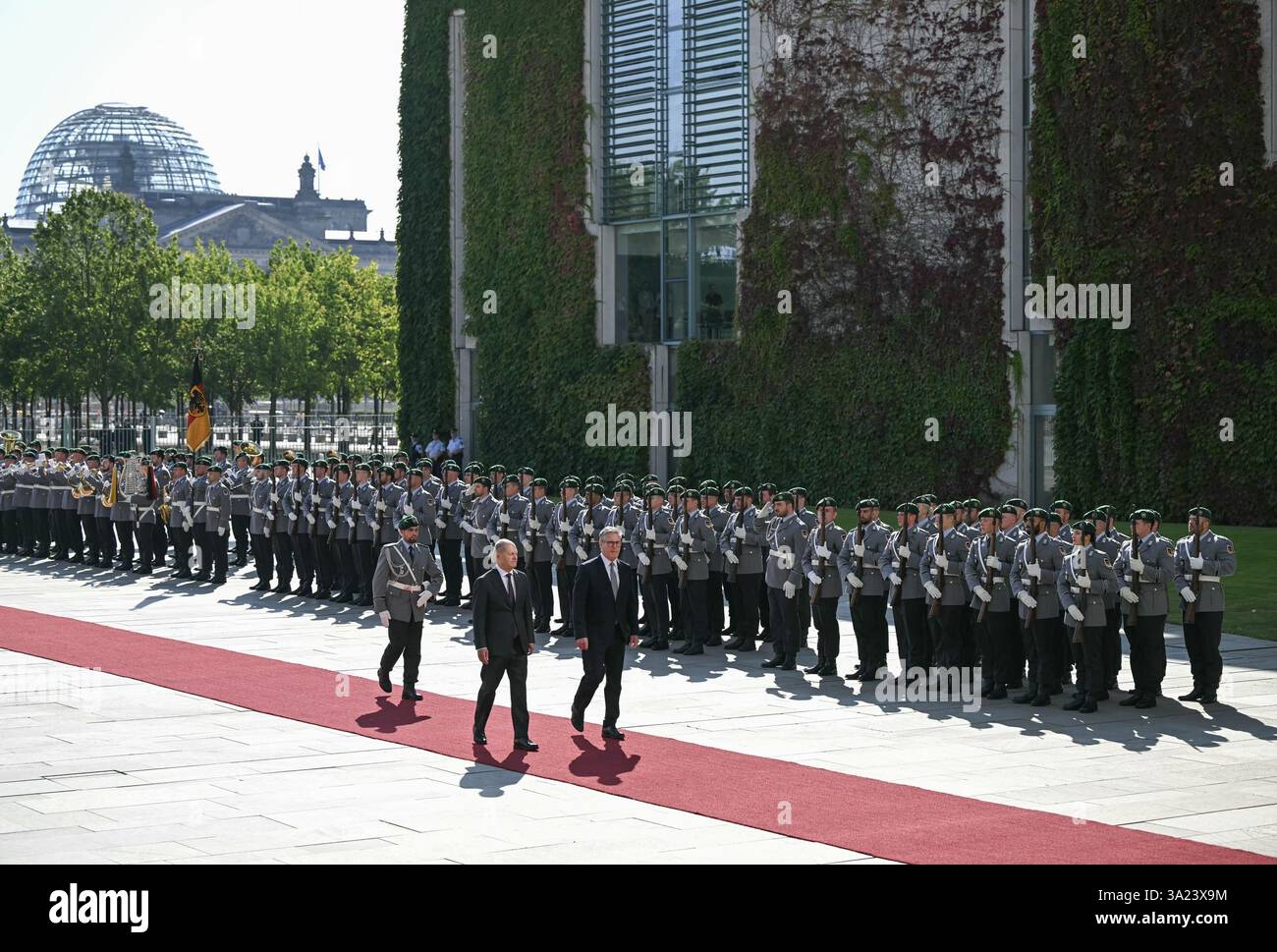 German Chancellor Olaf Scholz and Prime Minister Keir Starmer inspect a ...