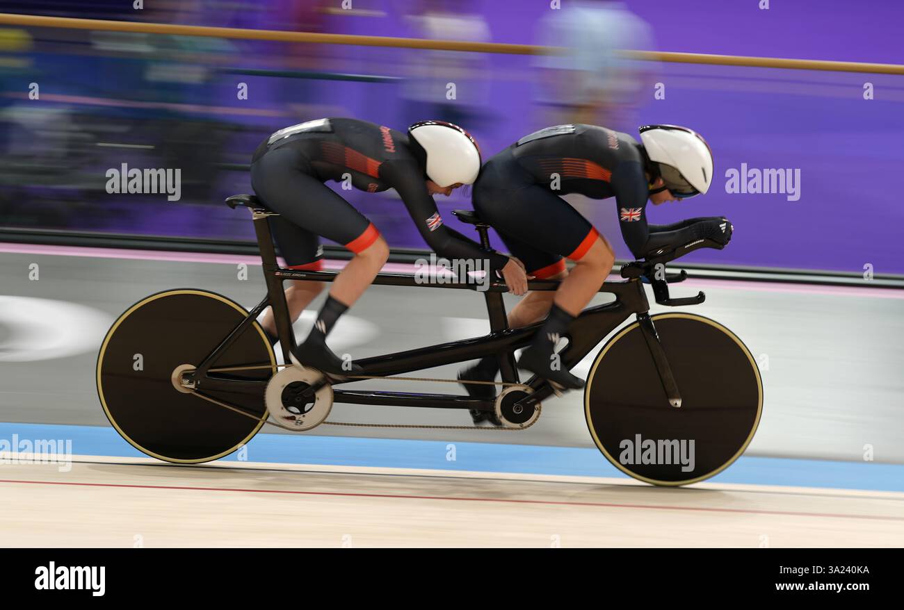 Great Britain's Elizabeth Jordan and pilot Dannielle Khan (right) on ...