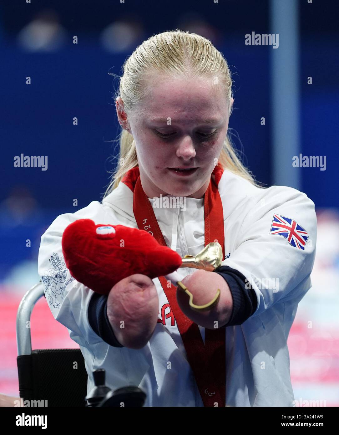Great Britain's Ellie Challis with her gold medal following the Women's ...