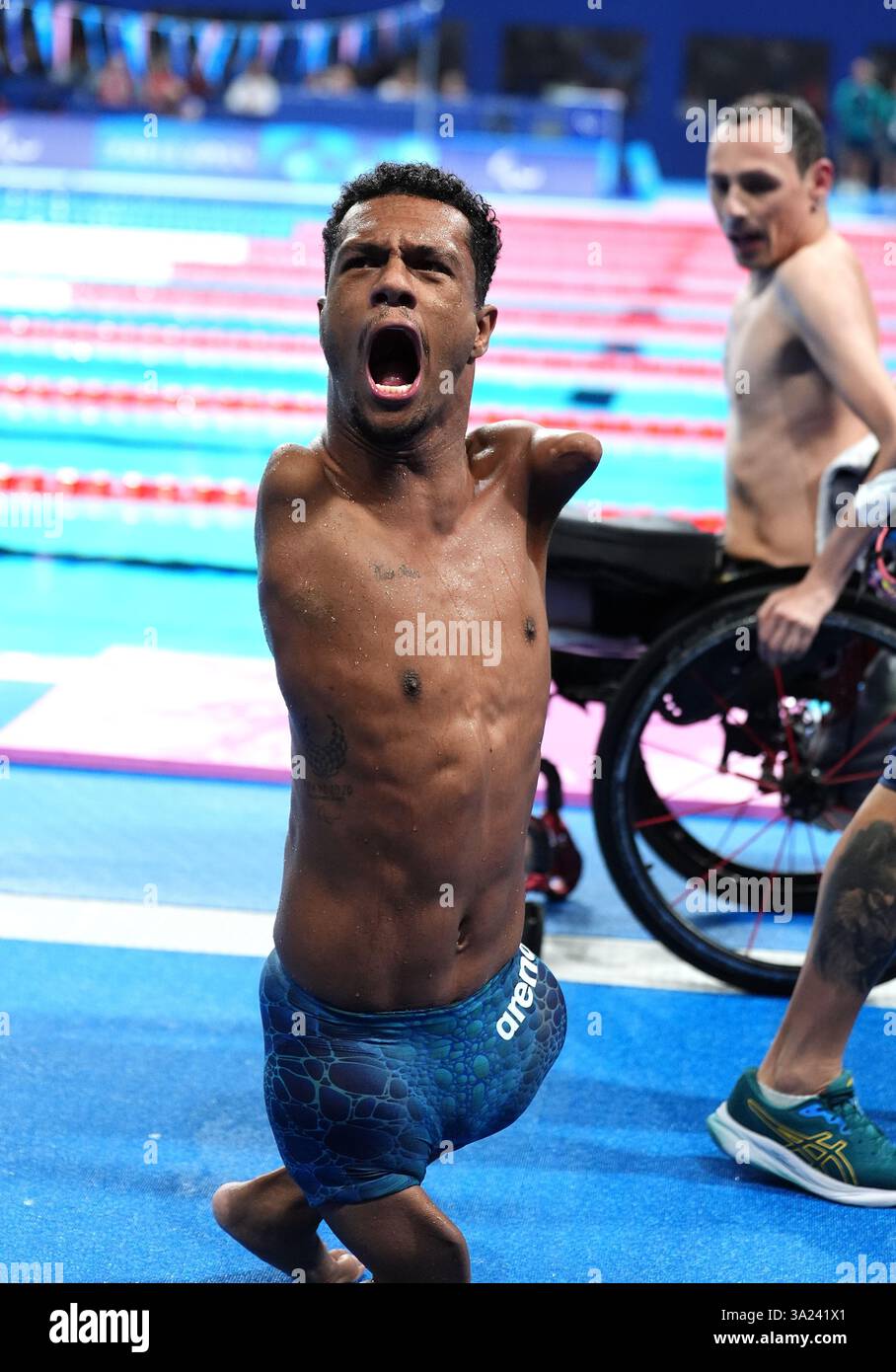 Brazil's Gabriel Geraldo dos Santos Araujo celebrates winning gold in ...
