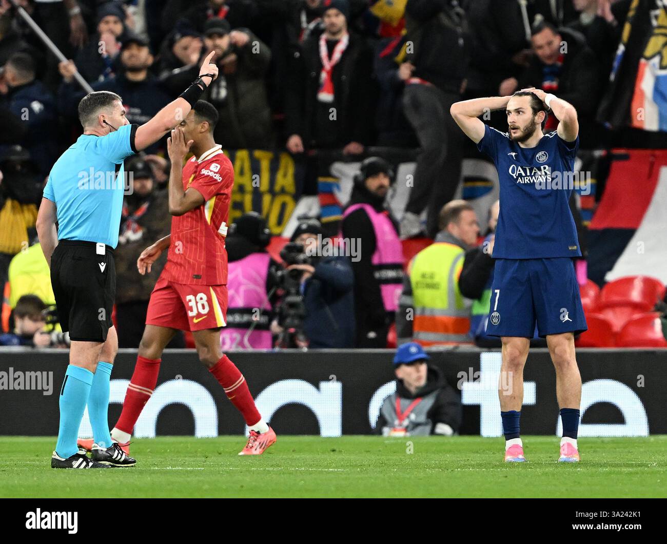 Khvicha kvaratskhelia paris saint hi-res stock photography and images ...