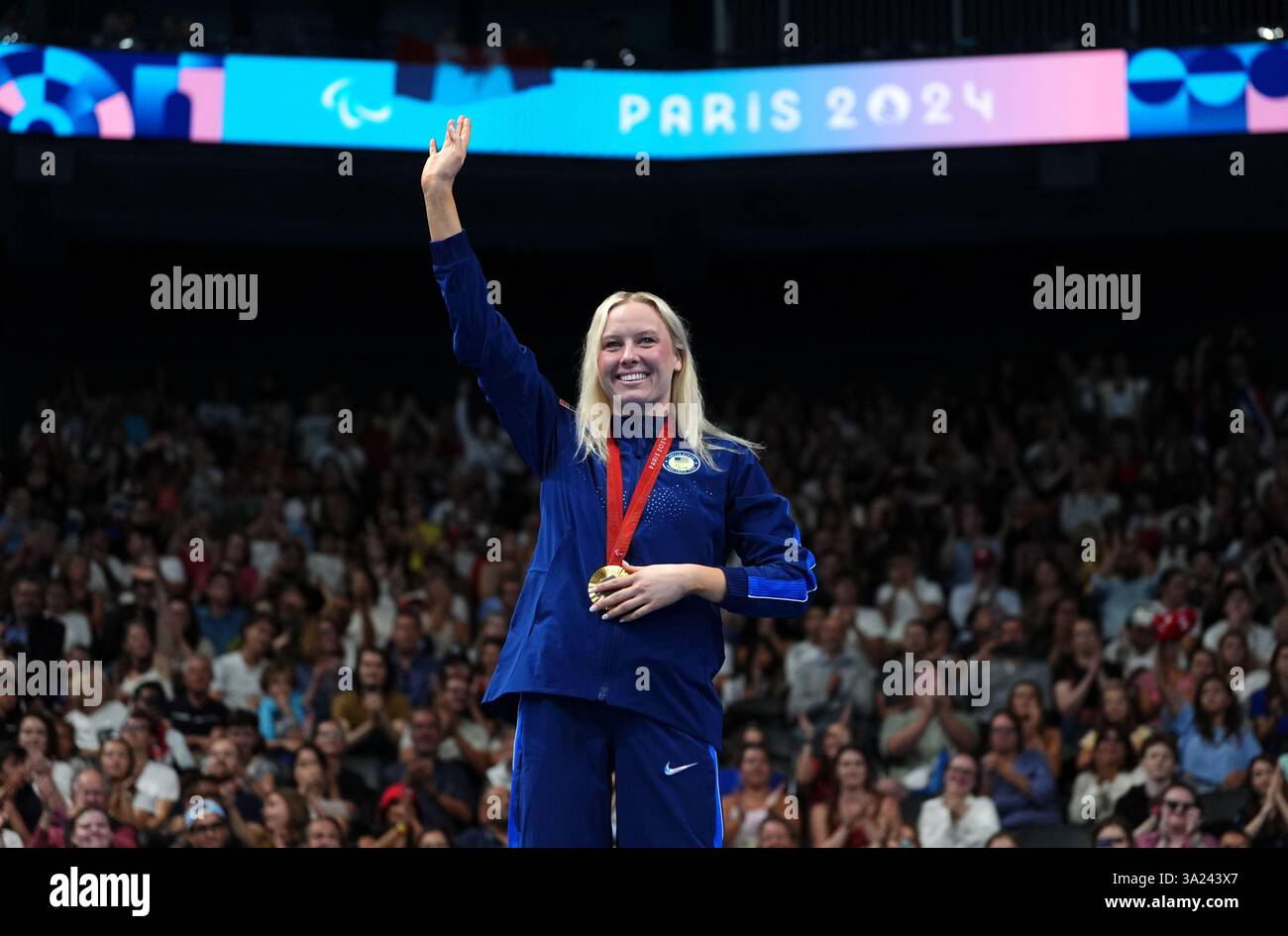 USA's Jessica Long celebrates with the gold medal for the Women's 400m ...