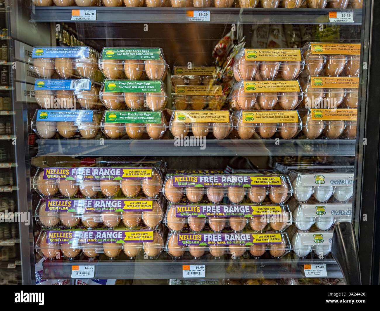 Eggs display in grocery store Stock Photo - Alamy
