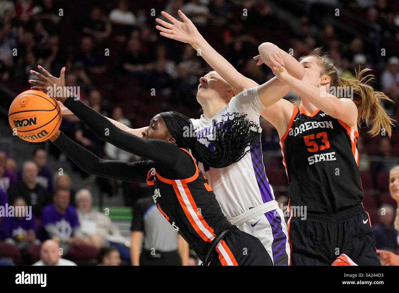From left, Oregon State guard Catarina Ferreira (30), Portland guard ...