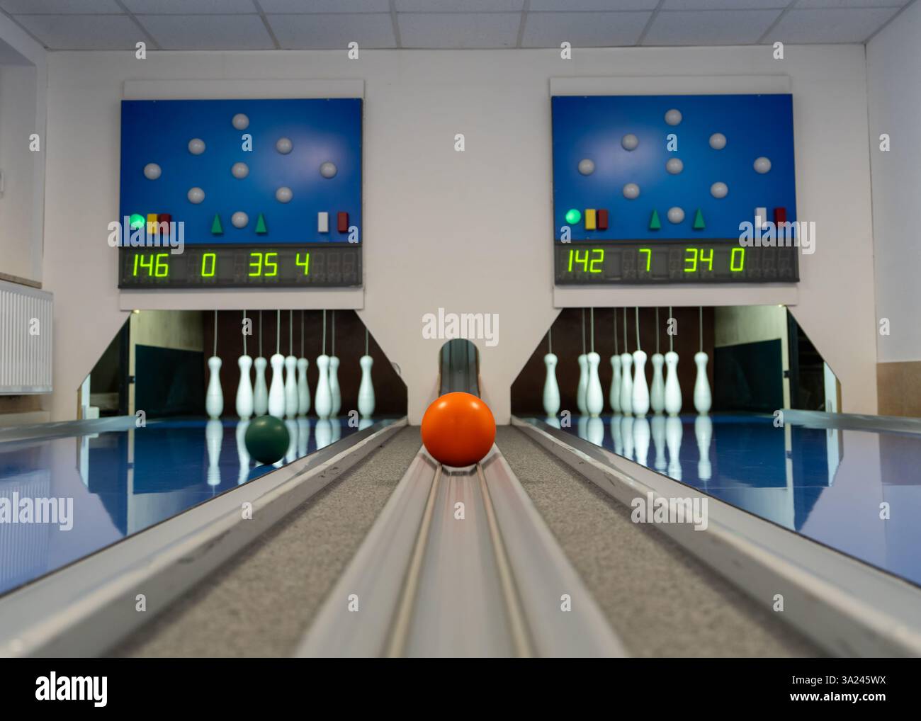 Empty wooden alley lane modern bowling club Stock Photo - Alamy