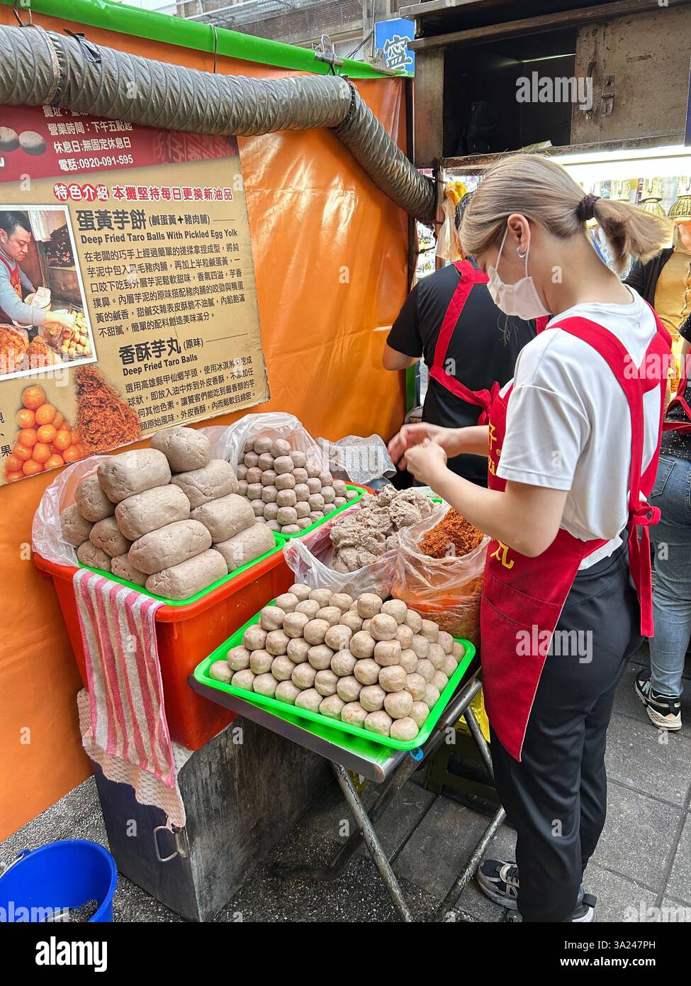 Taipei, Taiwan, People, in Traditional Night Market, Ningxia Stock ...