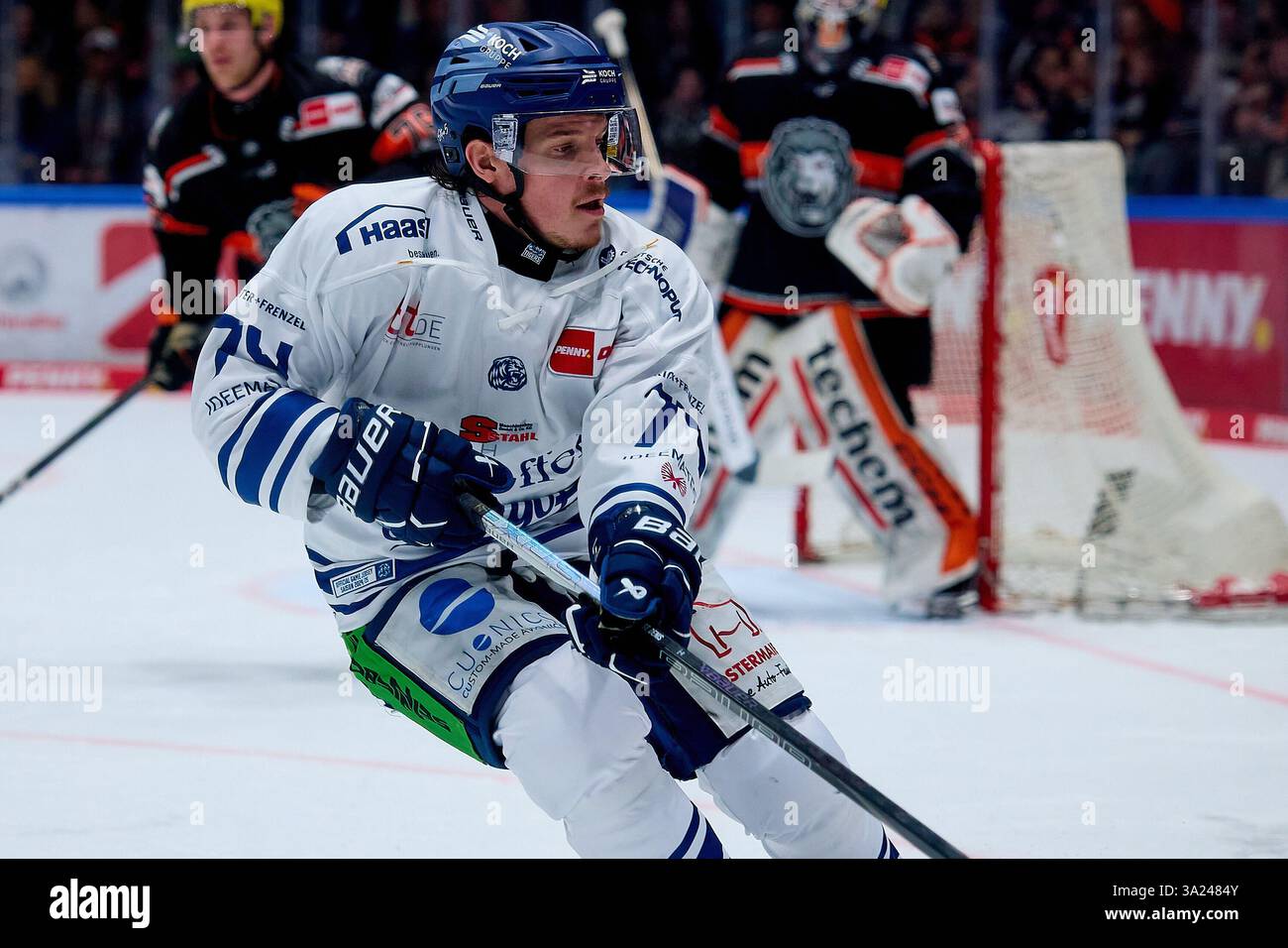 Travis St. Denis (Straubing Tigers, #74), Oberkoerper Portrait GER ...