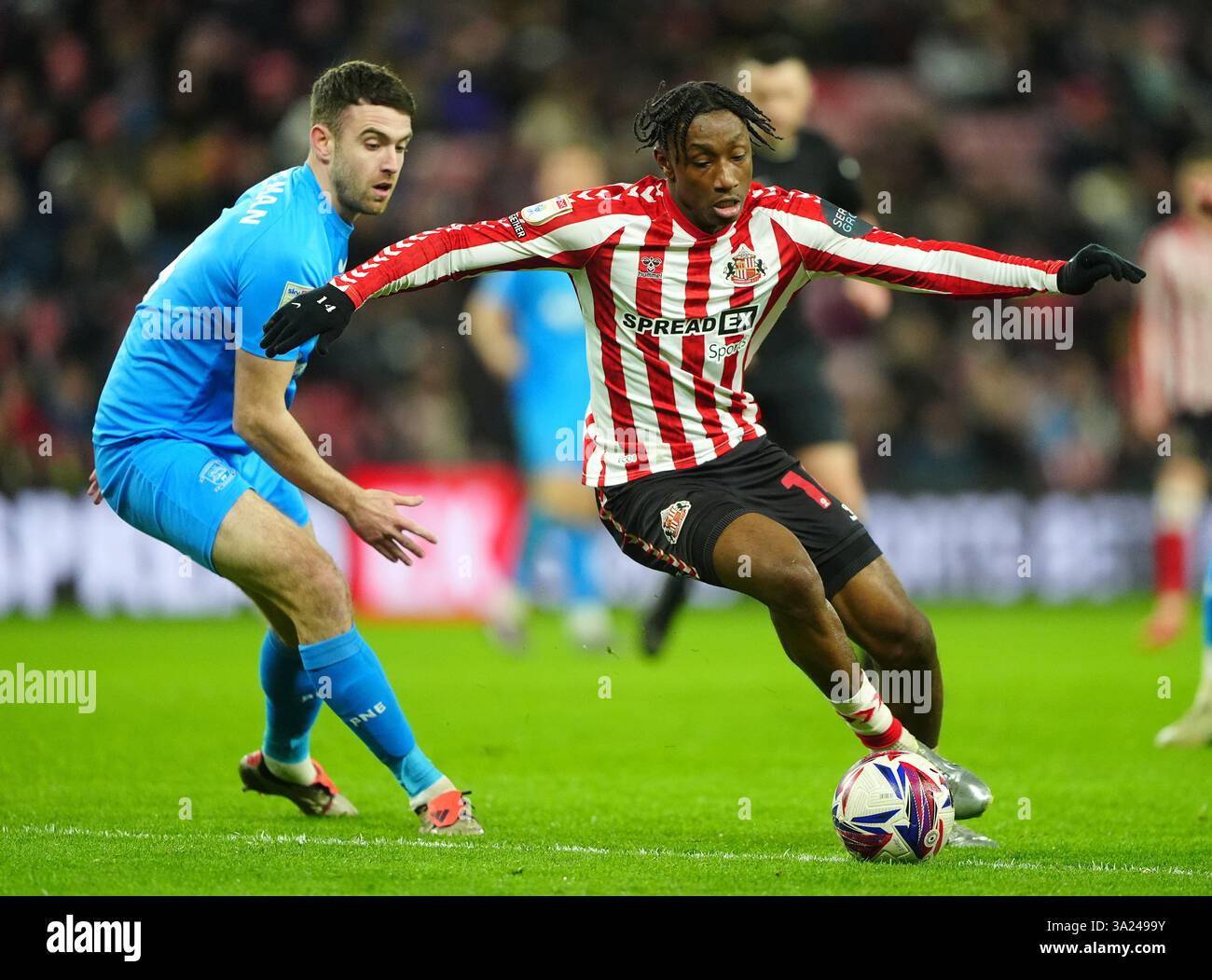 Preston North End's Ben Whiteman and Sunderland's Romaine Mundle battle ...