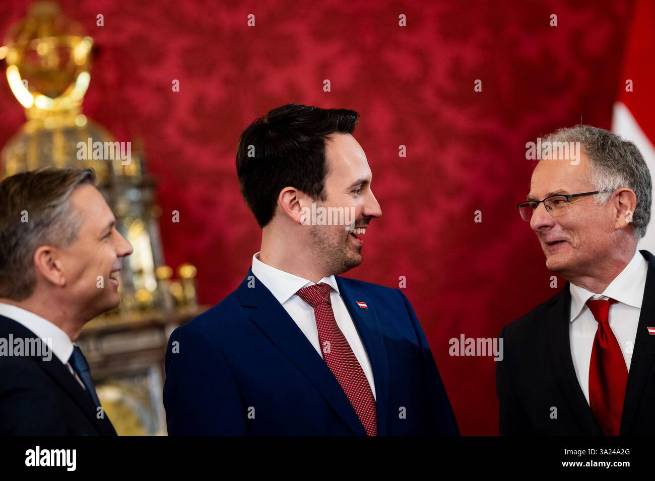 Wirtschaftsminister Wolfgang Hattmannsdorfer (ÖVP, L), Bildungsminister ...