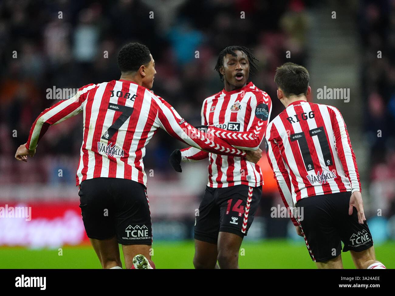 Sunderland's Romaine Mundle (centre) celebrates scoring their side's ...