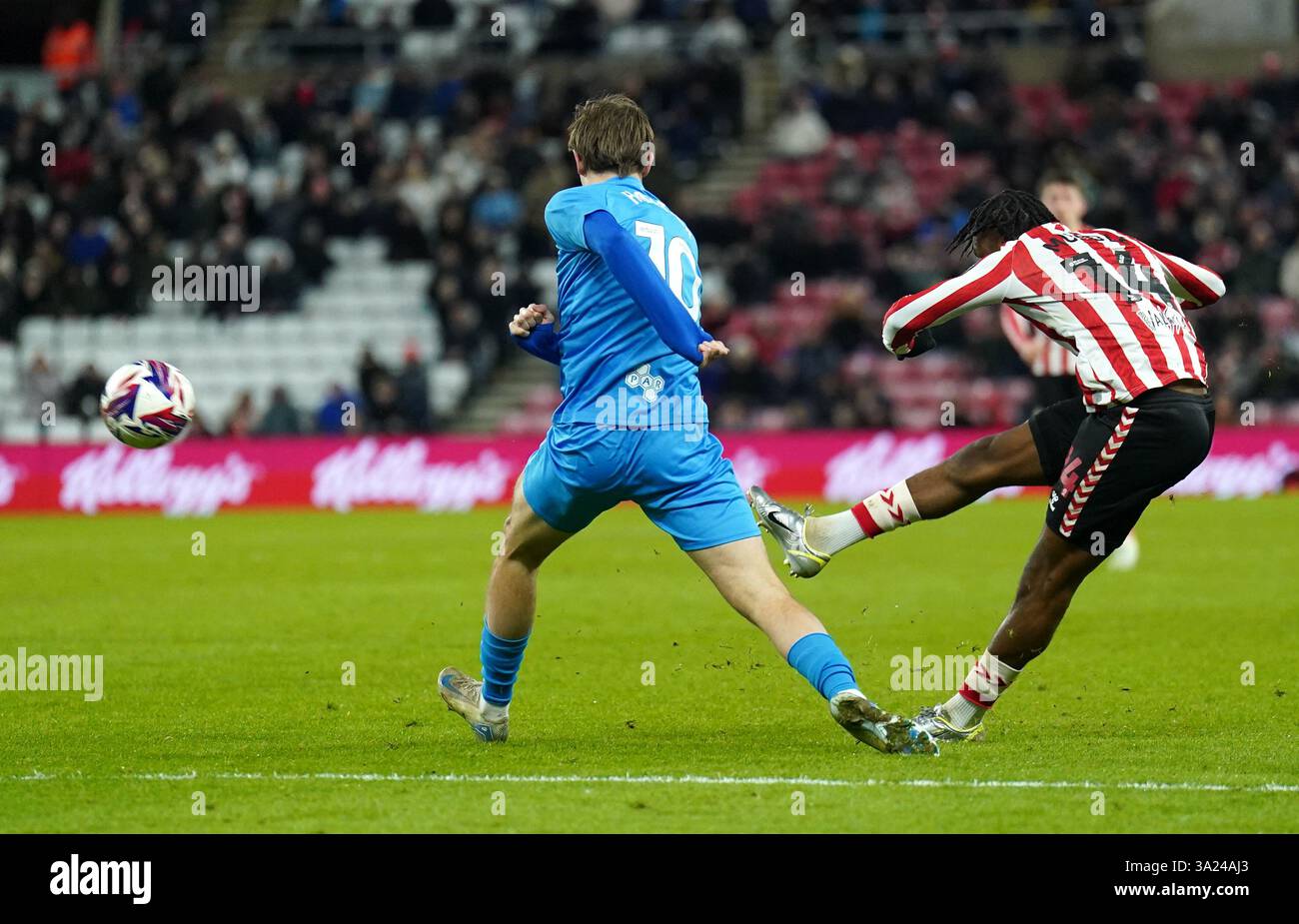 Sunderland's Romaine Mundle scores their side's first goal of the game ...