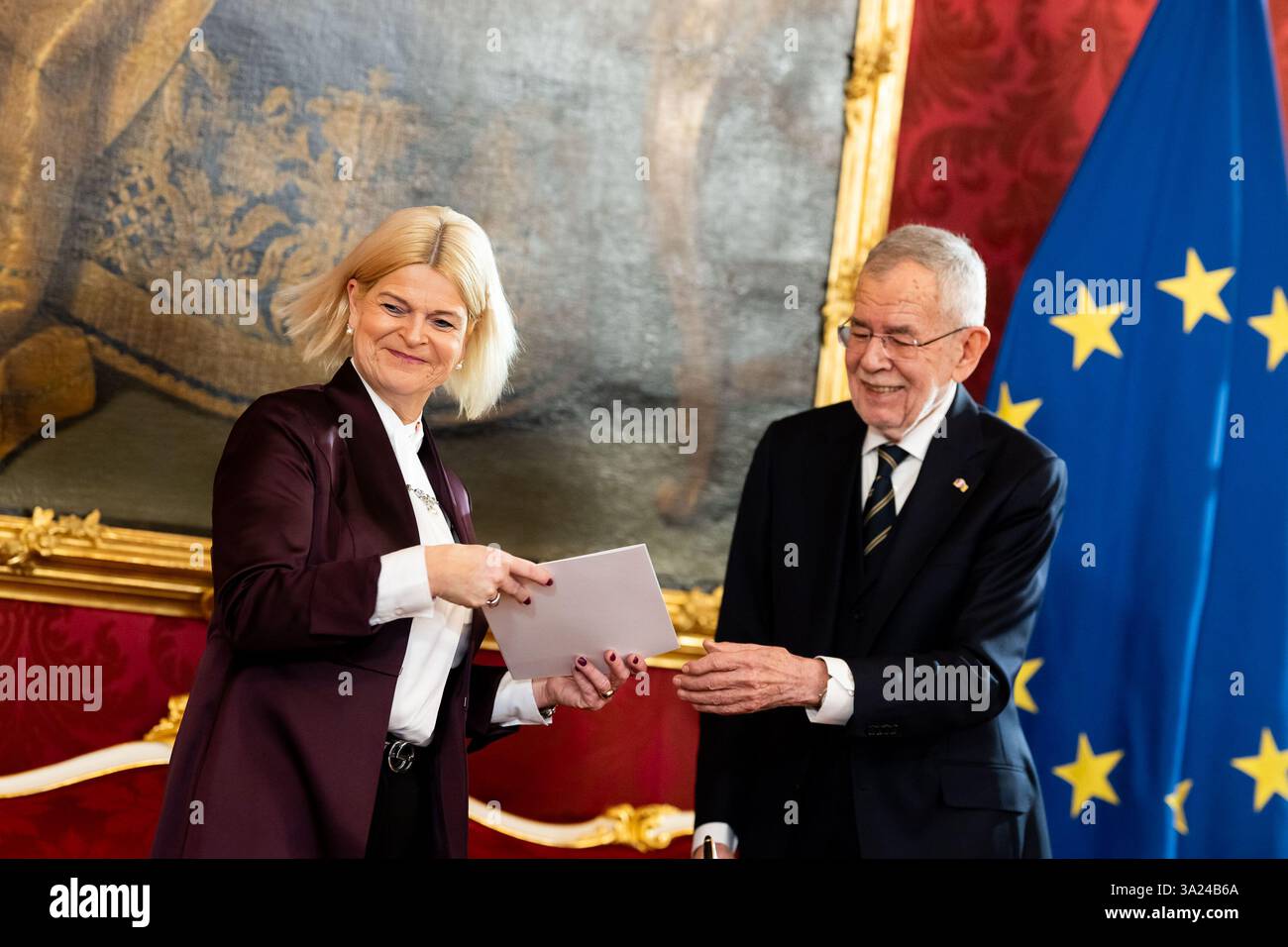 Verteidigungsministerin Claudia Tanner (ÖVP) und Bundespräsident ...