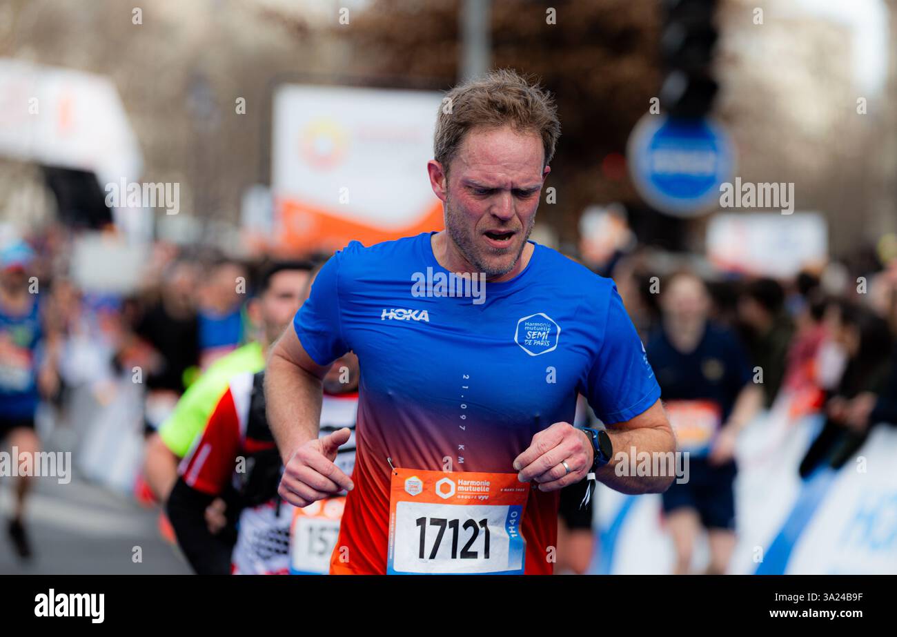 Paris, France. 09th Mar, 2025. Paris, France, March 9th, 2025 Runner ...