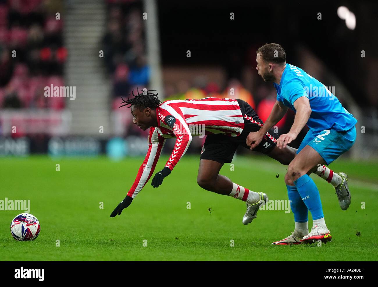 Sunderland's Romaine Mundle and Preston North End's Ryan Porteous ...
