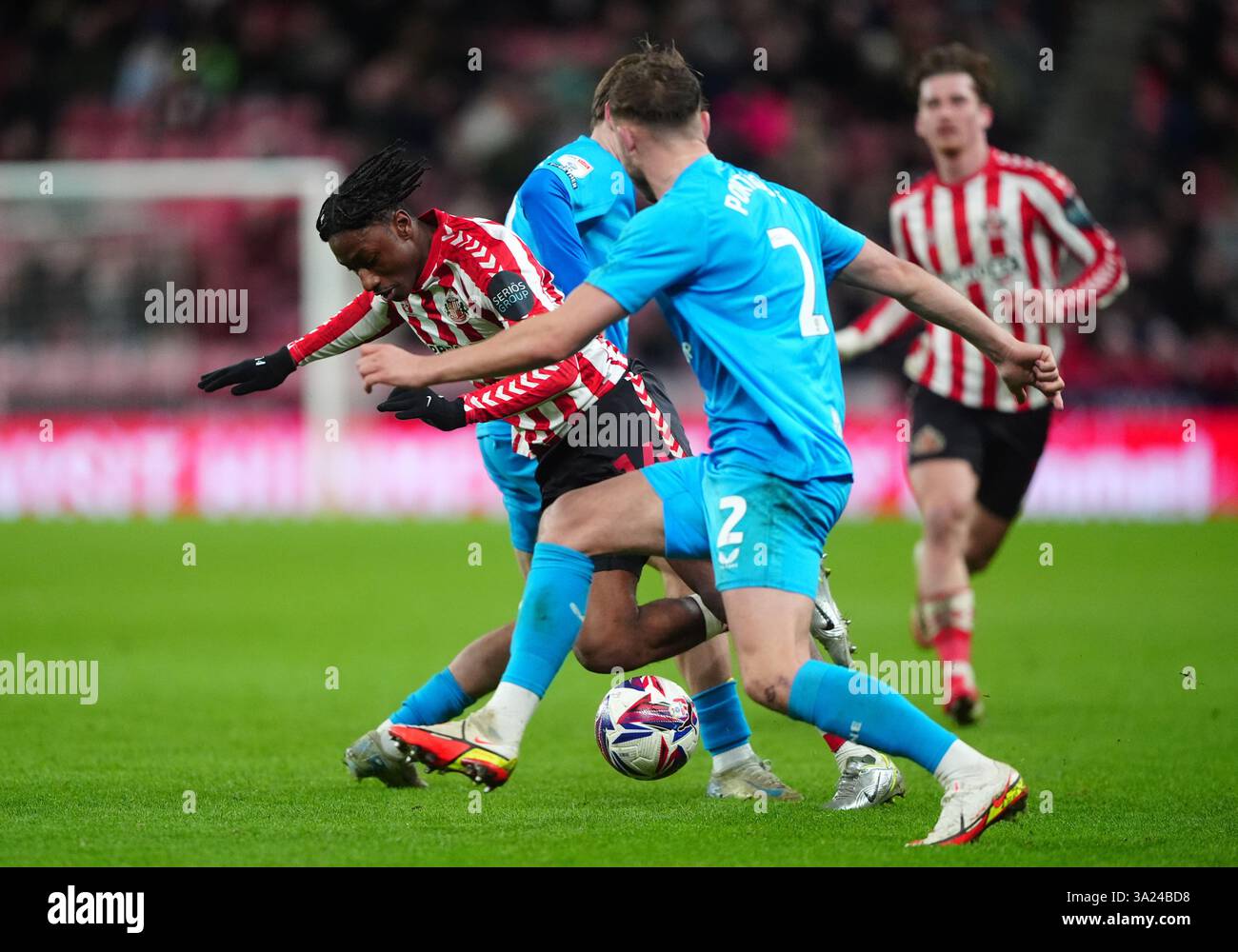 Sunderland's Romaine Mundle and Preston North End's Ryan Porteous ...