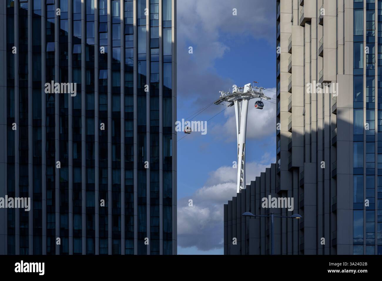 Gondolas of the cable car (IFS Cloud Greenwich Peninsula) between the ...