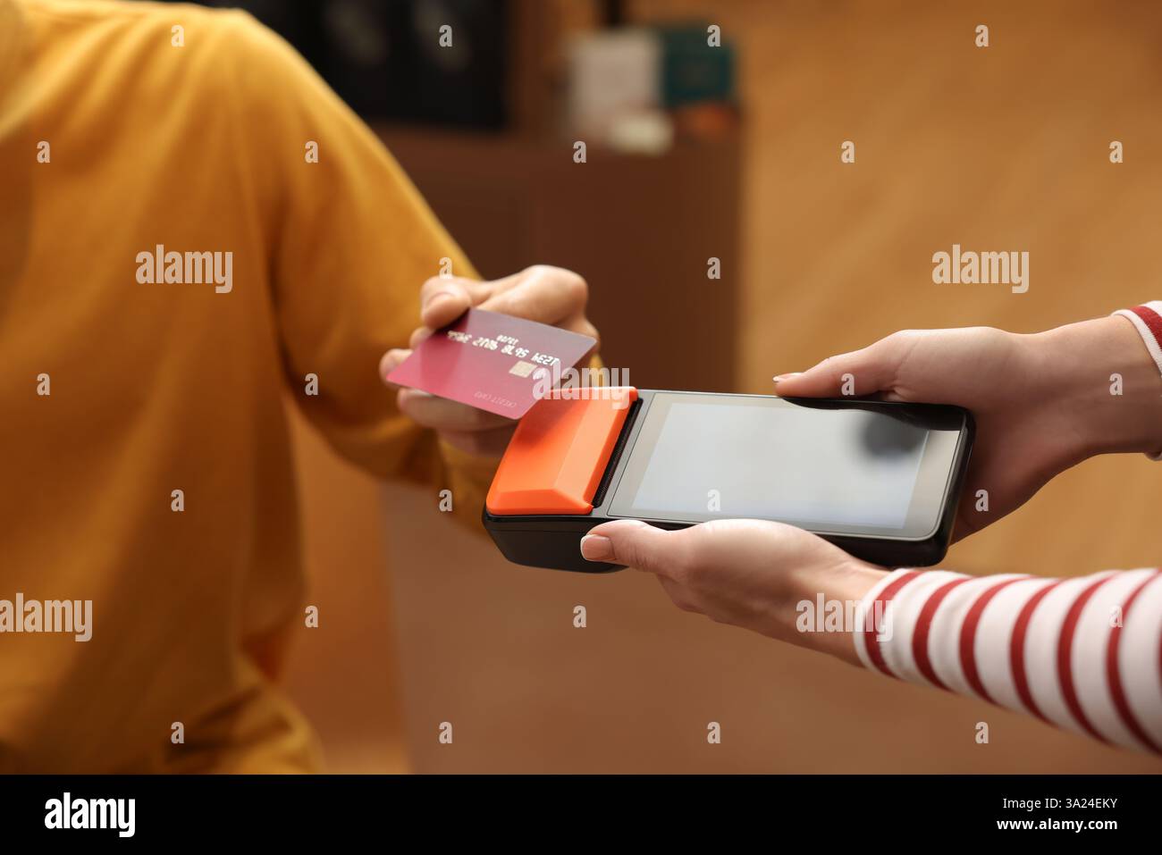 Client paying credit card female hi-res stock photography and images ...