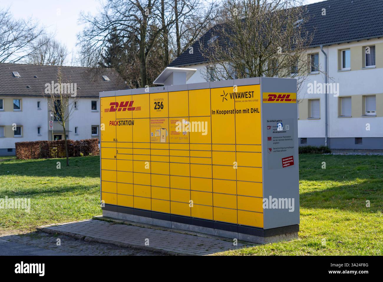 DHL Packstation, abholen und abgeben von DHL Paketen, in einer ...