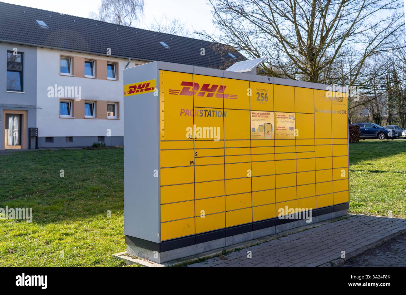 DHL Packstation, abholen und abgeben von DHL Paketen, in einer ...