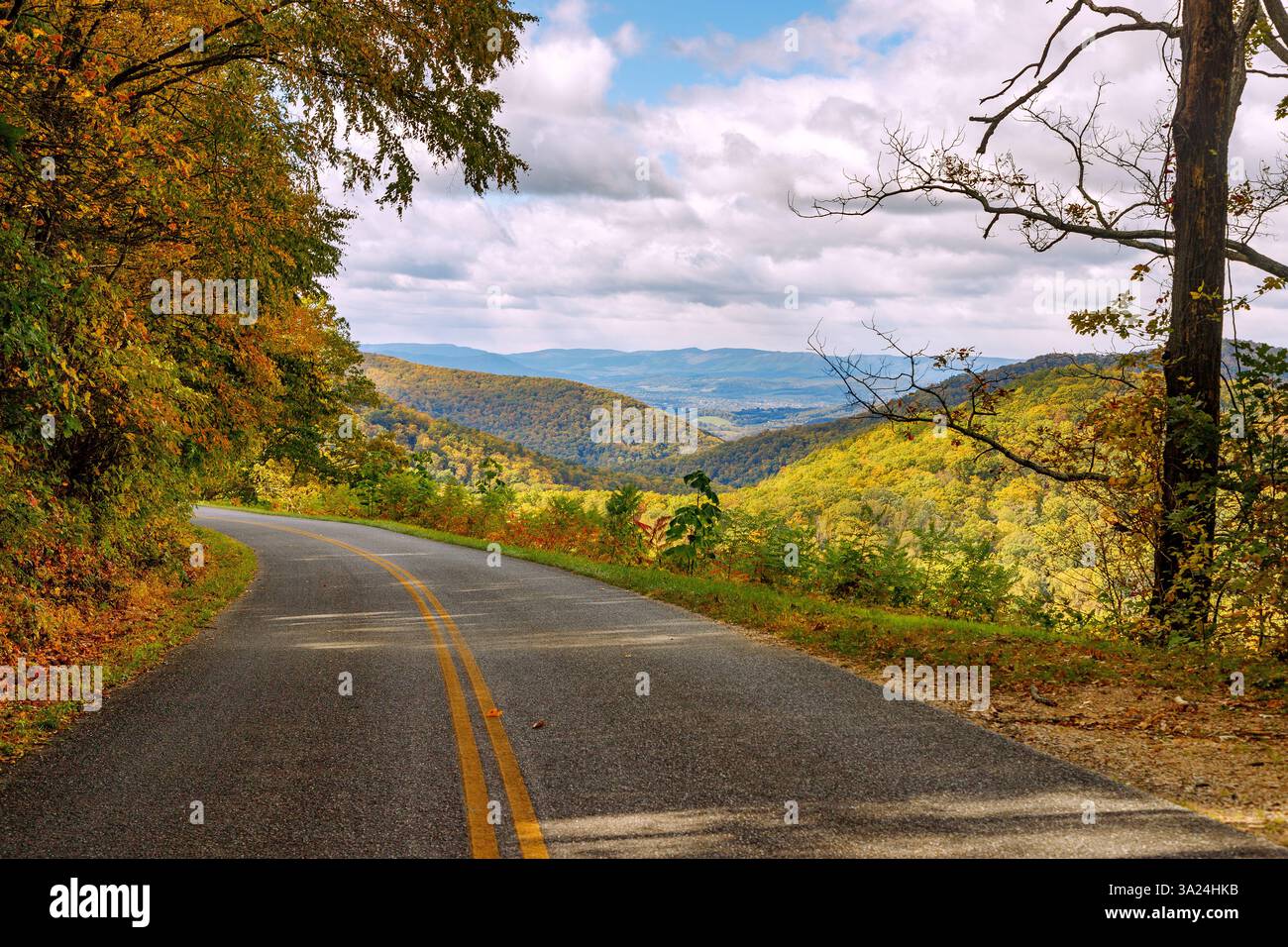 Blue Ridge Parkway with view over the Blue Ridge Mountains, Virginia ...