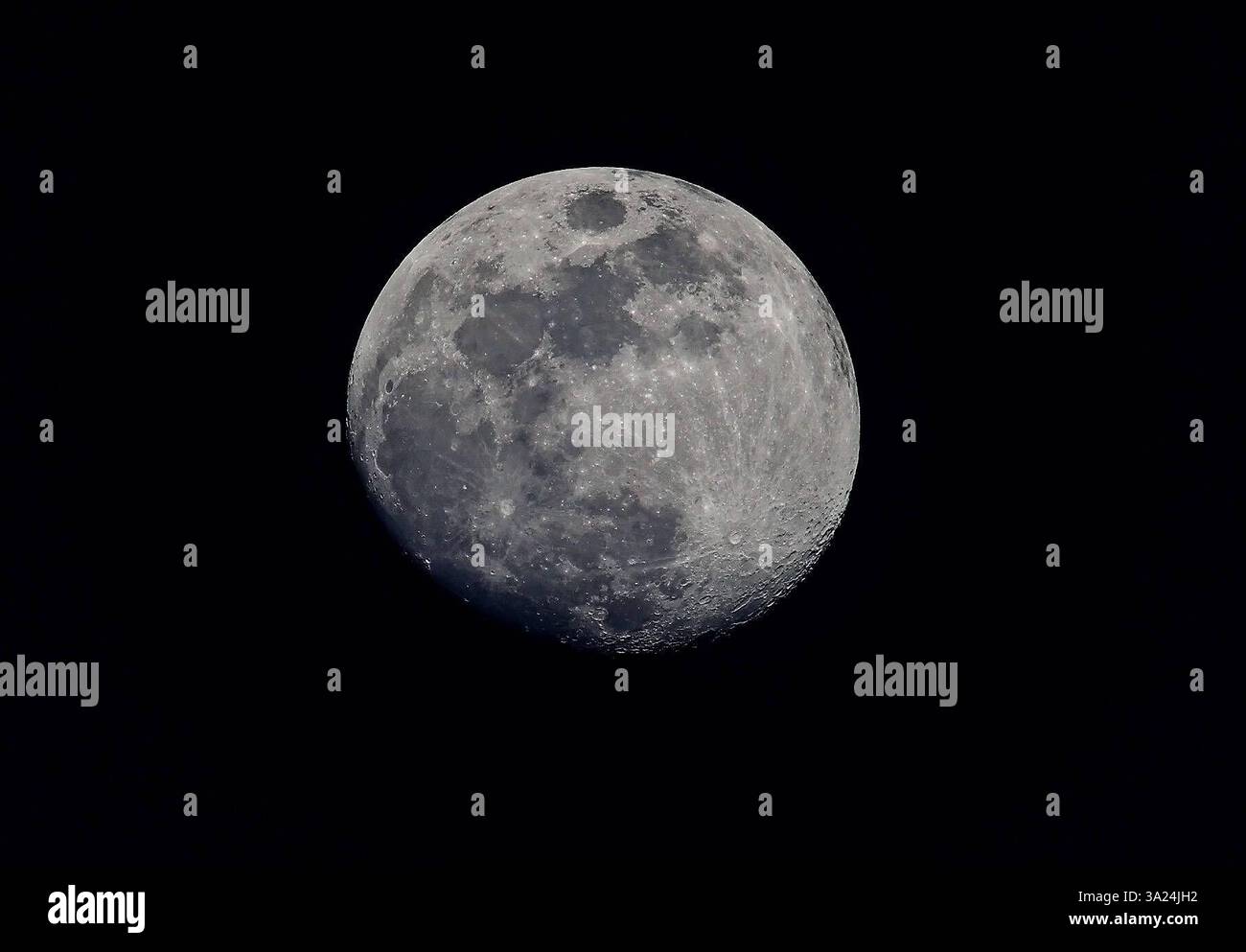 Hier im Bild der Mond am Nachthimmel, zunehmender Mond, Moon, Luna ...