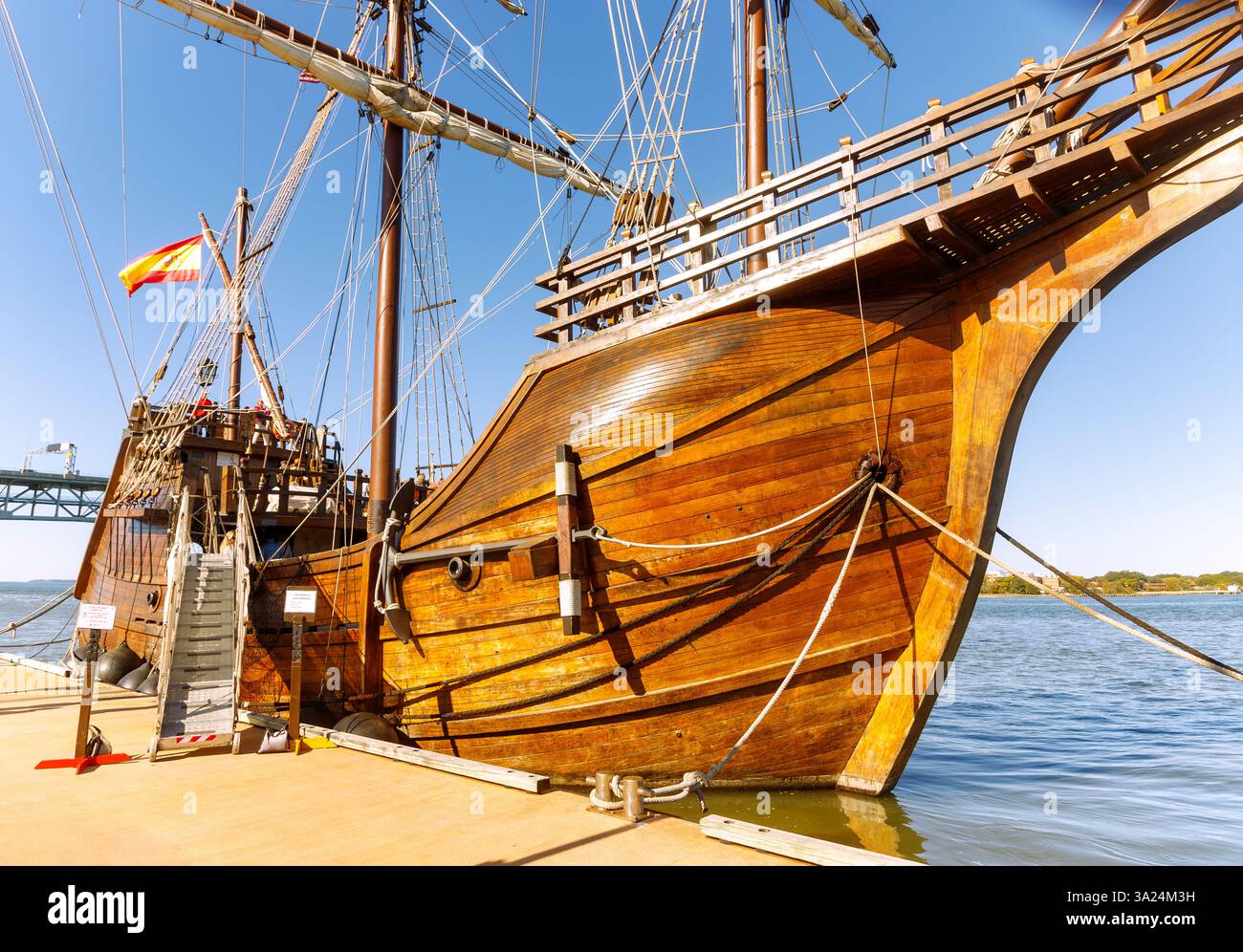 Riverwalk Landing Pier with Schooner Nao Trinidad in Historic Yorktown ...