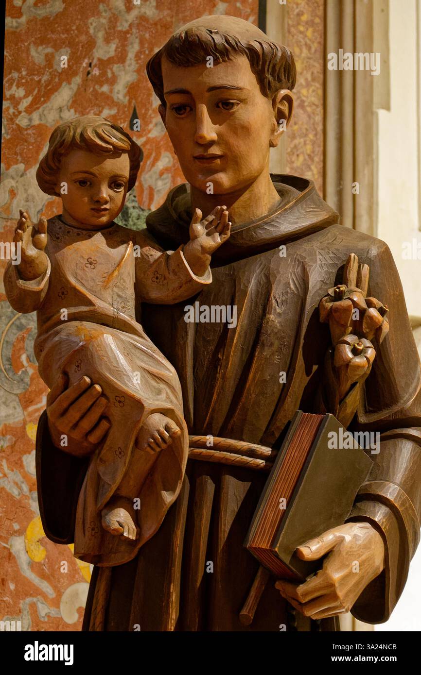Naples, ITALY - 10-25-2024: Statue of Saint Anthony of Padua or Saint Antoine de Padoue holding ...