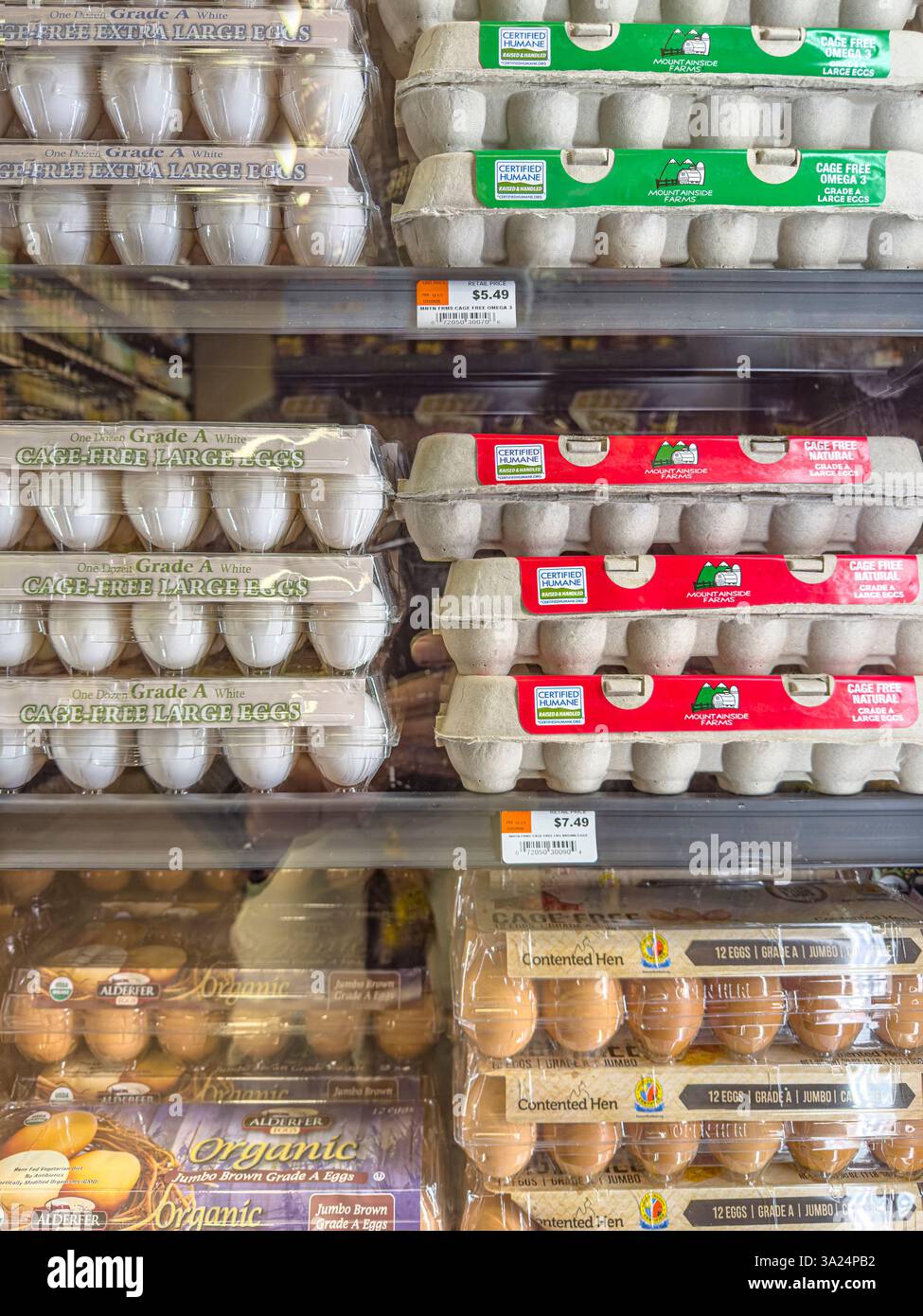 Eggs display in grocery store Stock Photo - Alamy