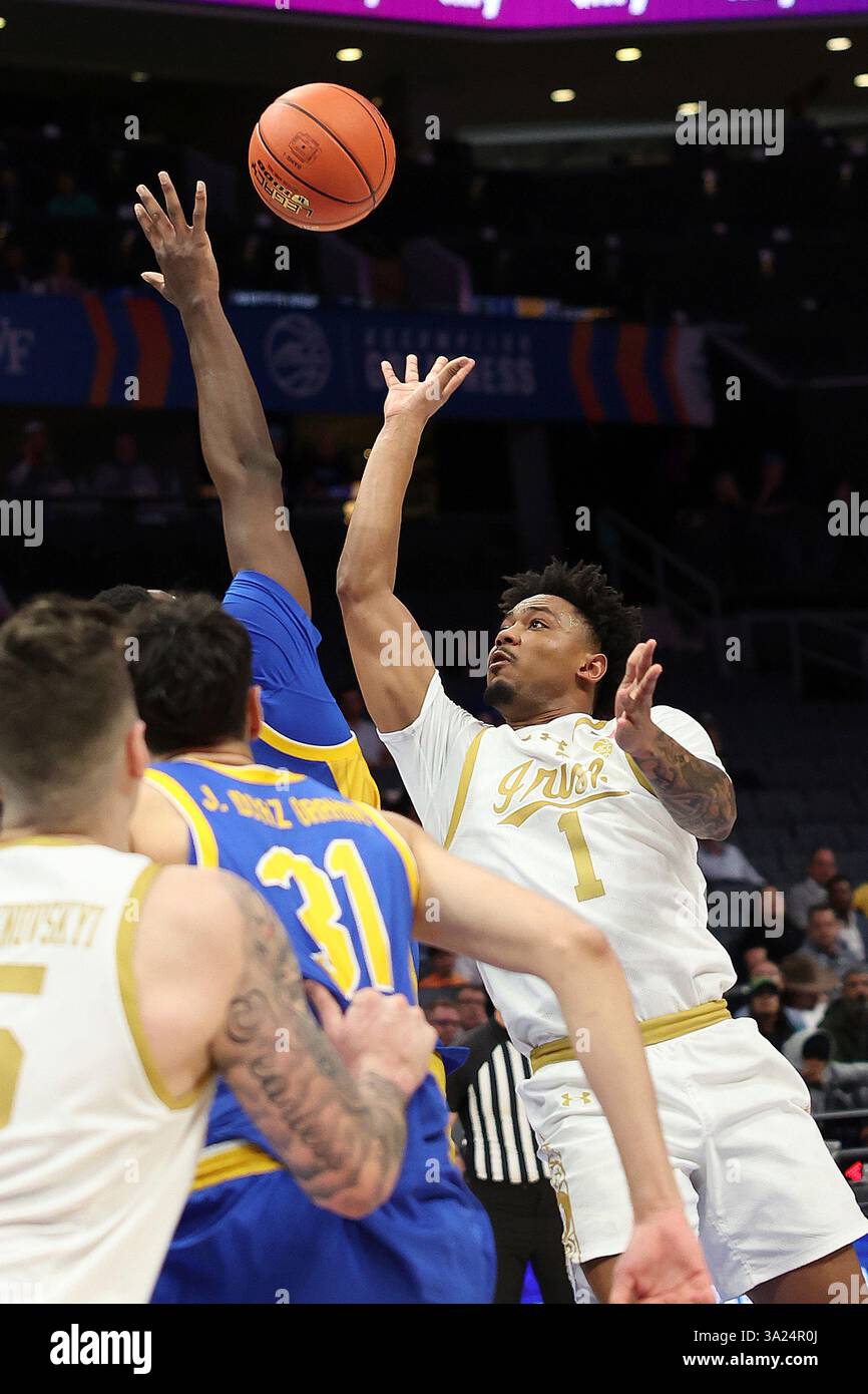 CHARLOTTE, NC - MARCH 11: Notre Dame Fighting Irish guard Julian Roper ...