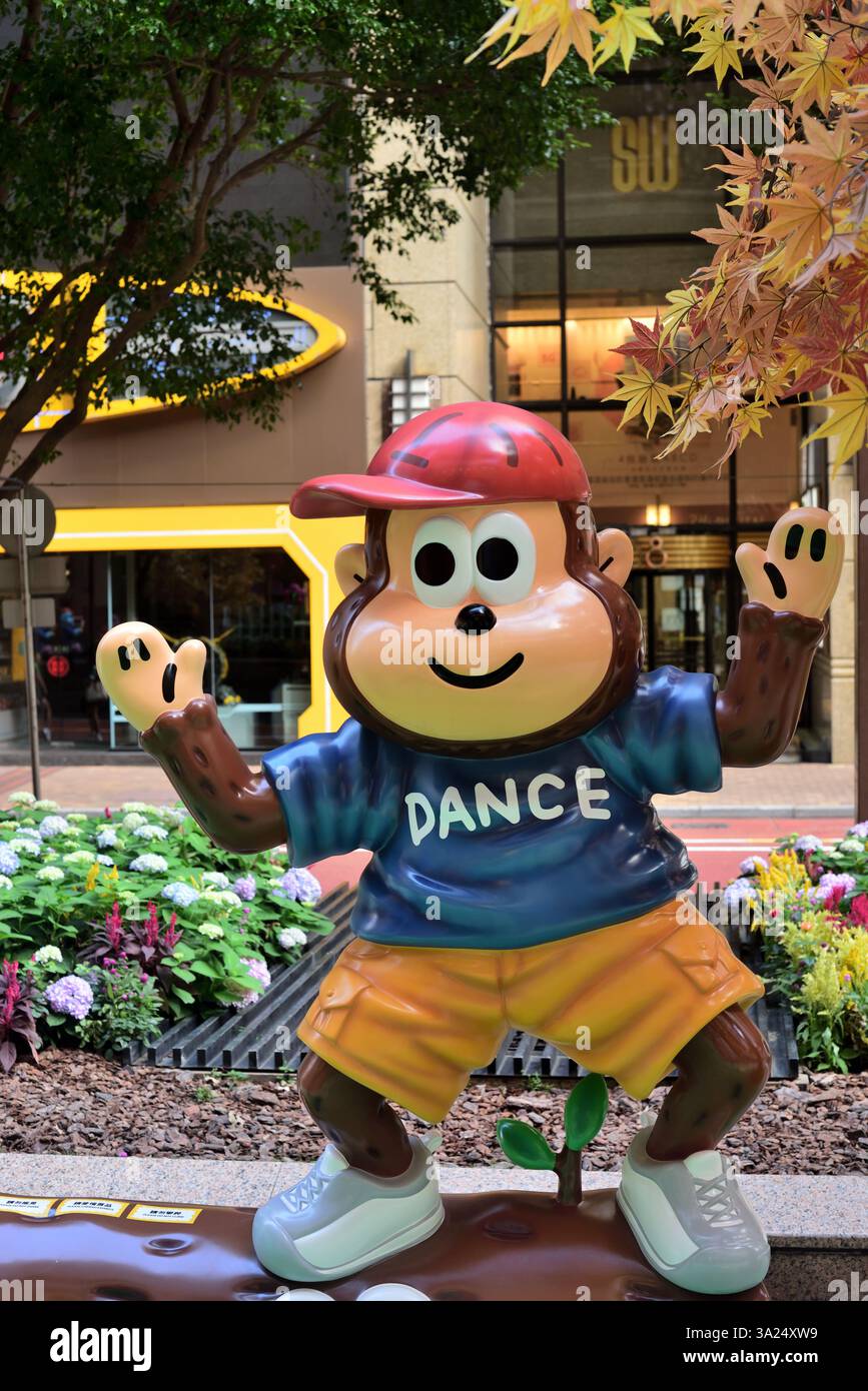 Monkey dancing on log Stock Photo - Alamy