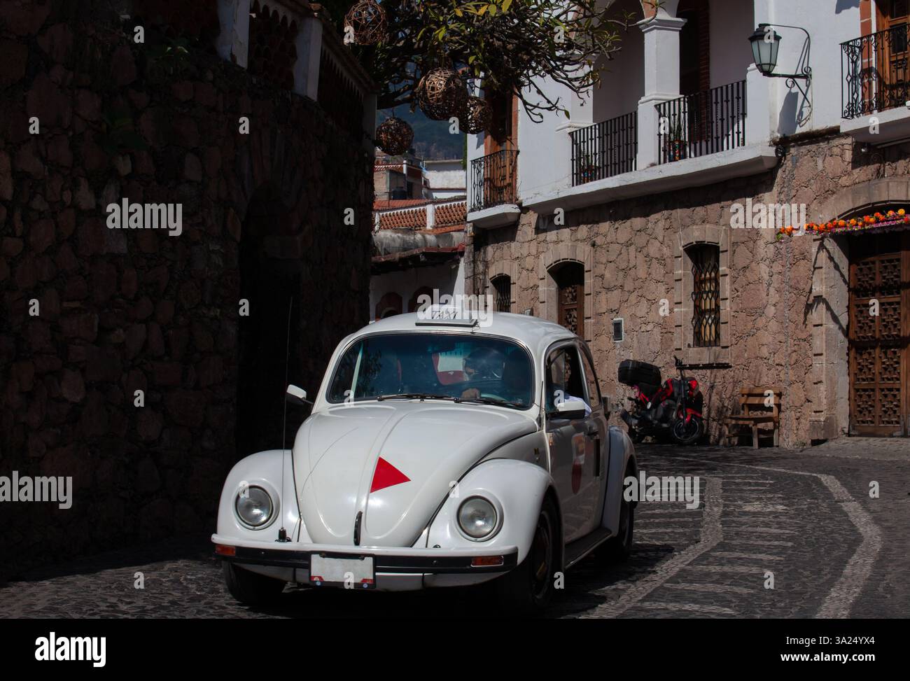 Beautiful colonial streets of the Magical Town of Taxco de Alarcon ...