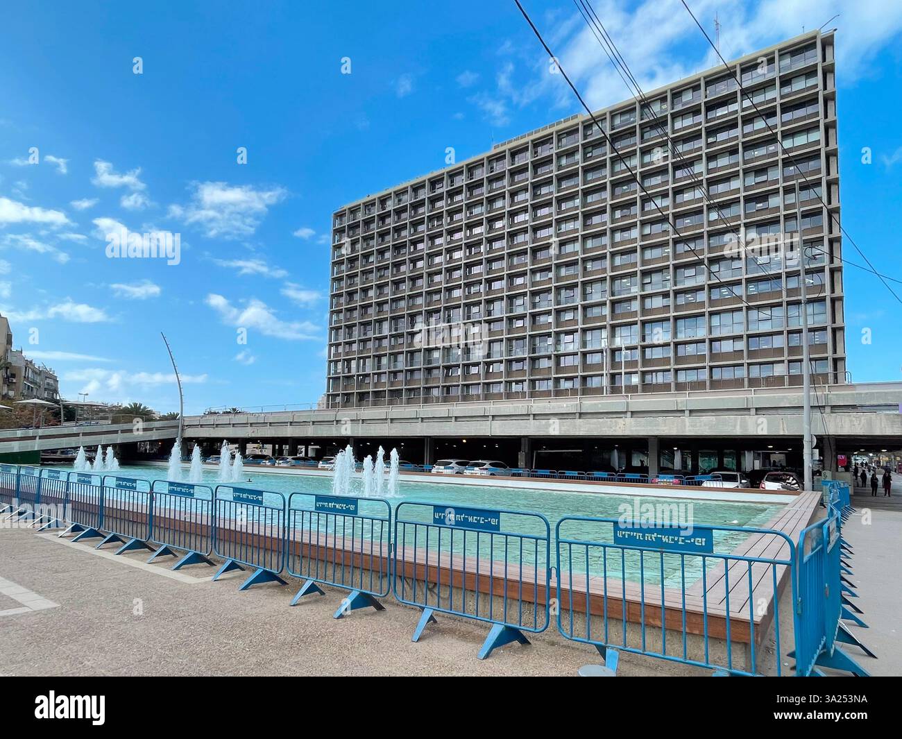 Modern municipal building and fountain at Rabin Square in Tel Aviv ...