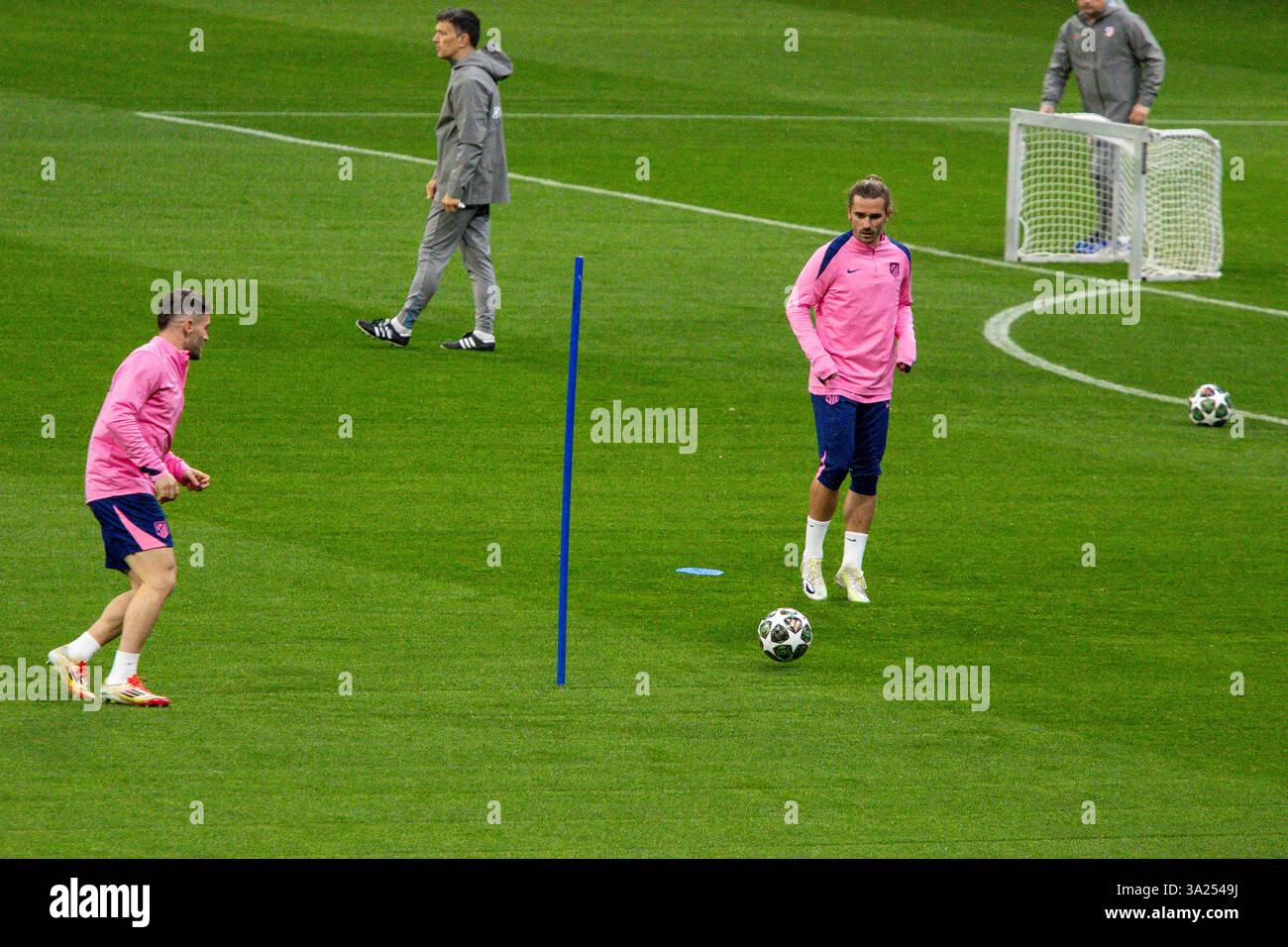 Madrid, Spain. 11th Mar, 2025. Antoine Griezmann (R) of Atletico Madrid ...