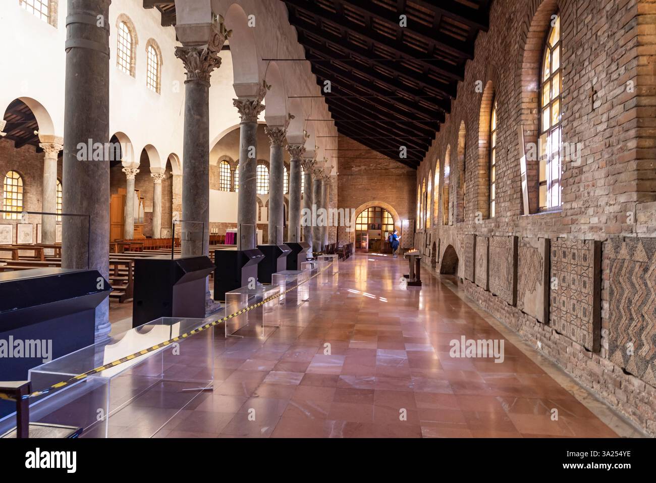 Ravenna basilica di san hi-res stock photography and images - Alamy