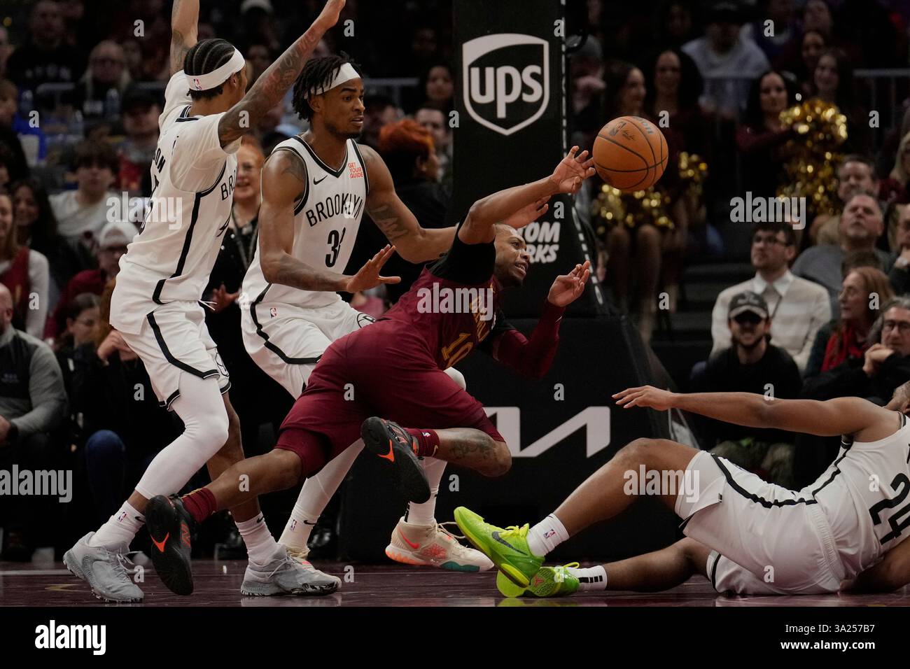 Cleveland Cavaliers guard Darius Garland, center, passes between ...