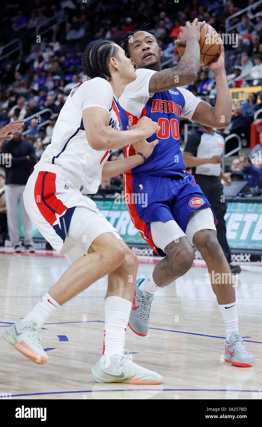 Detroit Pistons forward Ronald Holland II (00) drives to the basket ...