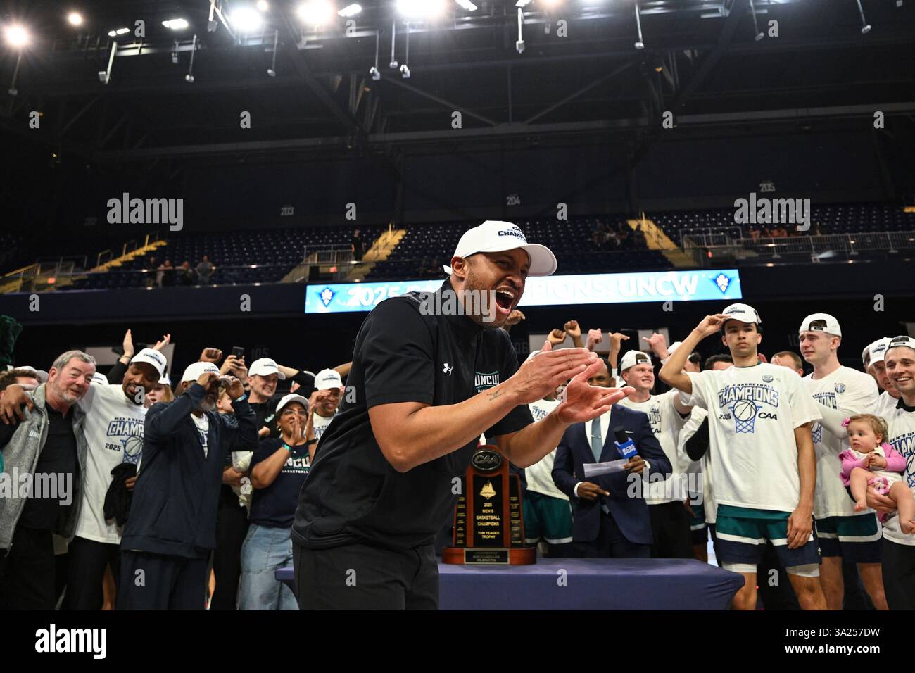 UNC Wilmington head coach Takayo Siddle celebrates after his team ...